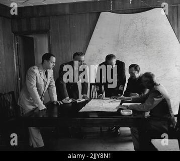 Der Oberst der US-Luftwaffe, Henry Schantz, Kommandant der 18 ...