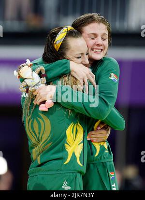 Die Südafrikanerin Kaylene Corbett mit ihrer Bronzemedaille (rechts ...