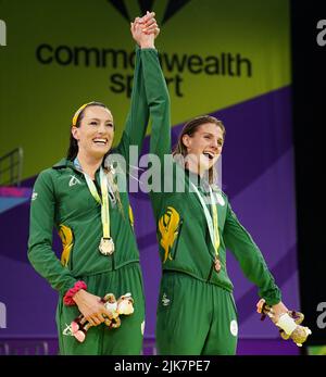 Die Südafrikanerin Kaylene Corbett mit ihrer Bronzemedaille (rechts ...