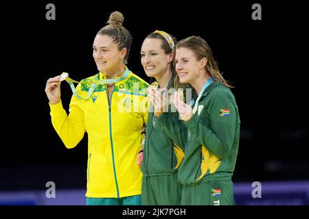Die Südafrikanerin Kaylene Corbett mit ihrer Bronzemedaille (rechts ...