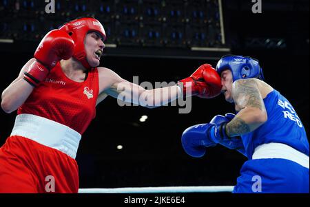 Die Engländerin Gemma Paige Richardson (Rot) und die Nordirlandin Amy ...