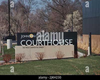Blick auf ein Schild mit der Lage des Johnson County Courthouse in ...