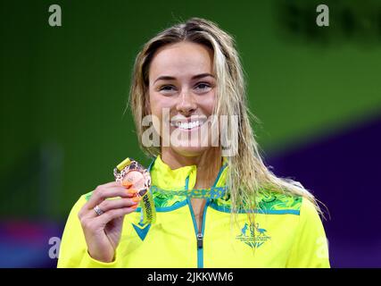 Die Australierin Brianna Throssell mit ihrer Bronzemedaille (rechts ...