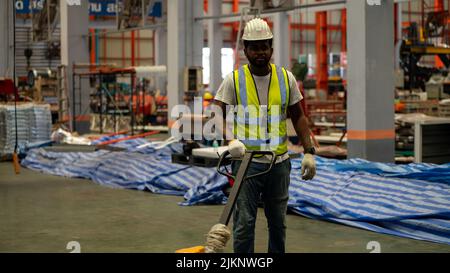 Diverse Teams von Mitarbeitern verwenden Hand Pallet Truck Start ...
