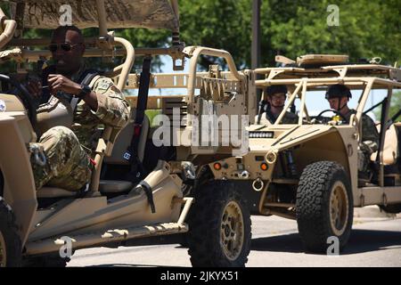 USA Air Force Colonel Scott Mills, 355. Wing Commander, spricht mit ...