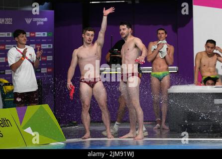 Anthony Harding und Jack Laugher aus England beim Men's Synchronized 3m Springboard Final im ...