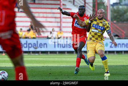 Kortrijk's Pape Habib Gueye und STVV's Toni Leistner kämpfen am Samstag, den 06. August 2022 in ...