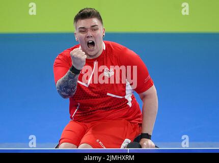 Jack Hunter-Spivey aus England gegen Nasiru Sule aus Nigeria in den Men ...