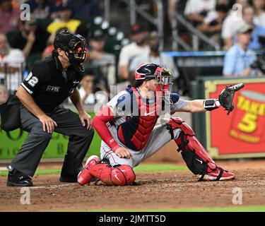 MLB-Schiedsrichter James Hoye (92) und Houston Astros Catcher Martin ...