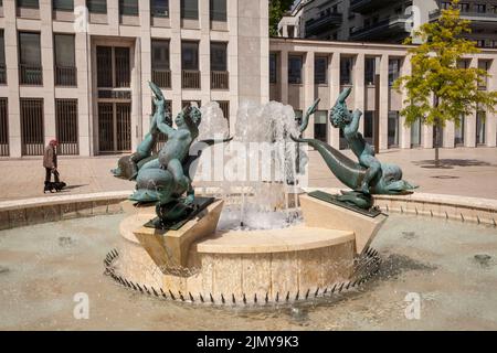 Die Gerling Quartier, Brunnen mit vier jungen Reiten auf Delphine nach ...