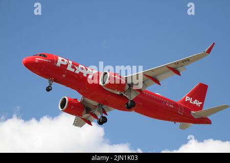 Flügel eines Airbus A320 Flugzeug nach der Landung mit Spoiler, und die ...