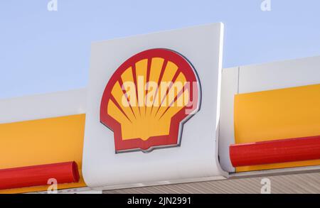 Allgemeine Ansicht des Shell-Logos an einer Tankstelle im Zentrum von ...