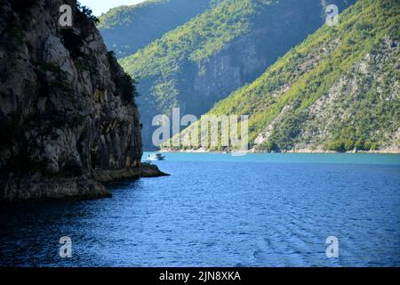 Der Koman-See ist ein Stausee am drin-Fluss im Norden Albaniens ...
