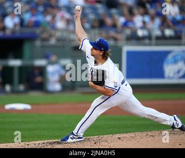 09. AUG 2022: Jonathan Heasley liefert einen Platz im Kauffman Stadium ...