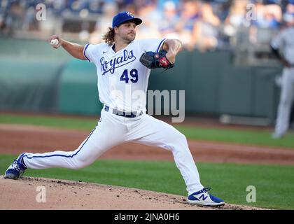 09. AUG 2022: Jonathan Heasley liefert einen Platz im Kauffman Stadium ...