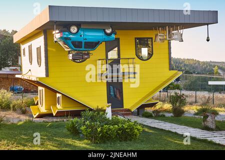 Komisches Haus auf dem Kopf. Bizarres Holzhaus. Lustige Architektur ...