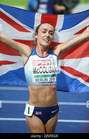 Eilish McColgan mit der Flagge seines Landes bei den Leichtathletik ...