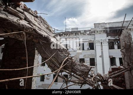 Charkiw, Ukraine. 8. August 2022. Ein beschädigter Wohnblock im Norden ...