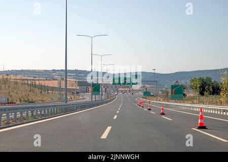 Canakkale, Türkei, 11. August 2022. 1915 Canakkale Brücke und Autobahn mit ihrer modernen ...