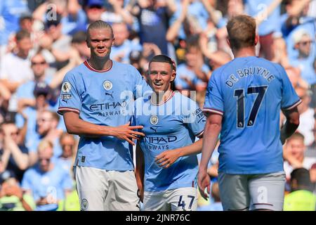 Erling Haaland #9 und Phil Foden #47 von Manchester City feiern den Sieg von 2-1 am Ende des ...