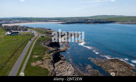 Kilkee Stadt und öffentlicher Strand und die umliegenden Klippen rund ...