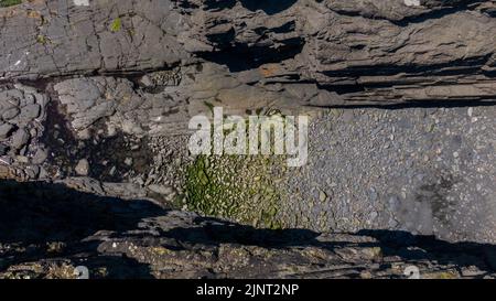Kilkee Stadt und öffentlicher Strand und die umliegenden Klippen rund ...
