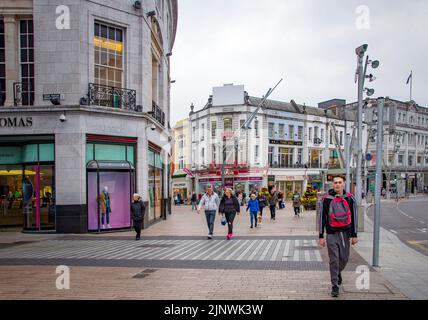 CORK, IRLAND. 04. APRIL 2022. Grand Parade Square. Altstadt. Geschäfte ...
