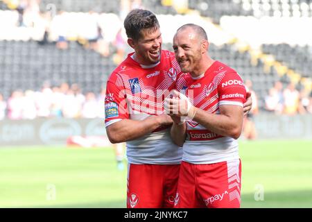 Louie McCarthy-Scarsbrook #15 und James Roby #9 von St Helens teilen ...