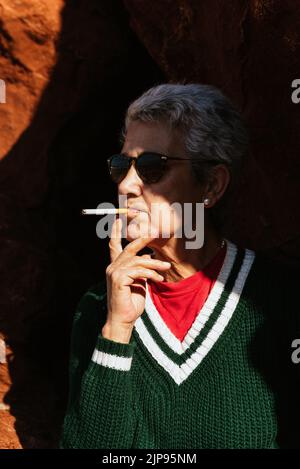 Alte Frau Rauchen, ältere Frau Raucher mit einer Zigarette, ältere Dame ...