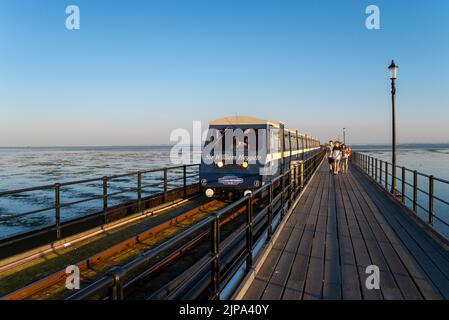 Der alte Diesel-Zug der Southend Pier Railway wurde wieder in Betrieb ...