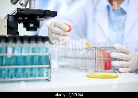 Ein professioneller Chemiker oder Wissenschaftler verwendet ein ...