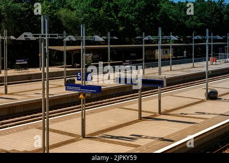 Bahnsteige und Gleise am S-Bahnhof Olympiastadion, Berlin, Deutschland ...