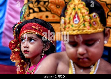 Kalkutta, Indien. 19. August 2022. Ein kleines Kind posiert während des ...