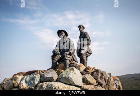 Bronzestatue der Bergsteigerlegenden Norman Collie und John MacKenzie ...