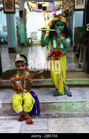 Kalkutta, Indien. 19. August 2022. Ein kleines Kind posiert während des ...