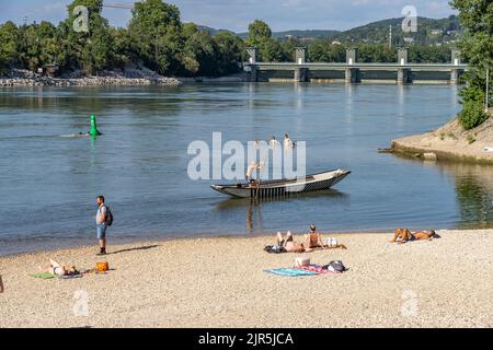 Badeplatz am Strand des Rhein beim Birsköpfli Rheinpark in Basel ...
