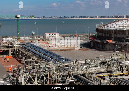 Die Abbildung zeigt einen Besuch des Fluxys LNG-Terminals ...