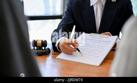 Vertrag, Unterschrift und Anwalt, der einen Kunden in seinem Büro mit ...