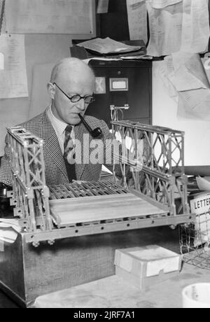 D C Bailey - Designer des Bailey Brücke, UK, 1944 D C Bailey, Pfeife im ...