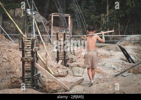 Arme Kinder auf der Baustelle wurden zur Arbeit gezwungen. Konzept gegen Kinderarbeit. Die ...