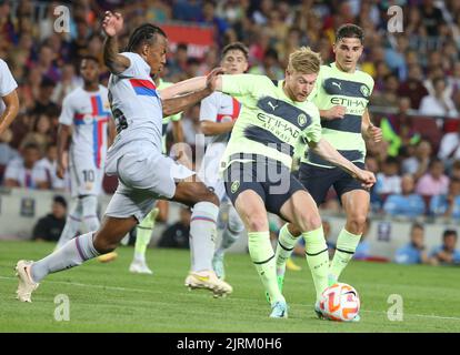 Jules Kounde vom FC Barcelona und Kevin De Bruyne von Manchester City ...