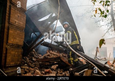 Slowjansk, Ukraine. 26. August 2022. Ein Rettungsarbeiter löscht einen ...