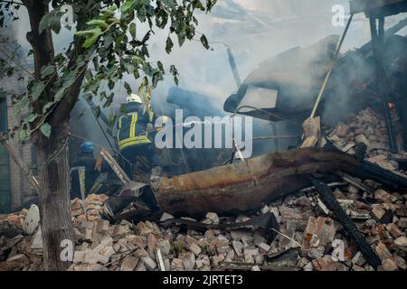 Slowjansk, Ukraine. 26. August 2022. Ein Feuerwehrmann klettert über ...