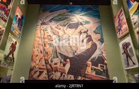 Ein Bild eines großen Kunstwerks von Benito Mussolini, aufgenommen im ...