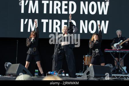 Southsea, Großbritannien. 26. August 2022. (L-R) Backing-Sängerin ...