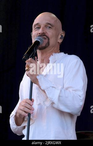 Southsea, Großbritannien. 26. August 2022. (L-R) Backing-Sängerin ...