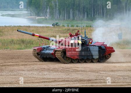 ALABINO, RUSSLAND - 19. AUGUST 2022: Der Panzer T-72B3 des ...