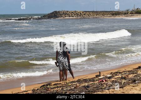 Holz- und Kunststoffabfall ist aufgrund der rauen Meere im indischen ...