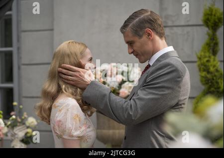 BLUMEN AUF DEM DACHBODEN: DER URSPRUNG, von links: Max Irons, Jemima ...