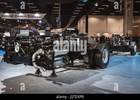 Exponierte Fahrgestelle, Motor und Getriebe eines Busses auf der ...